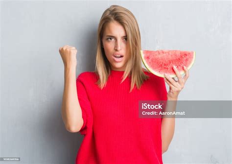 물 참 외를 먹는 그런 지 회색 벽에 아름 다운 젊은 여자 화가 좌절된 소리와 분노 미친 개념 분노 제기 손으로 함 감정에 대한 스톡 사진 및 기타 이미지 Istock