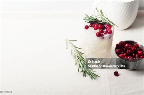 완벽 한 크리스마스 칵테일 크랜베리와 로즈마리 코코넛 마가리타 최소한의 개념입니다 리넨 옷 그리고 흰색 배경입니다 복사 공간 가로 구성입니다 0명에 대한 스톡 사진 및 기타