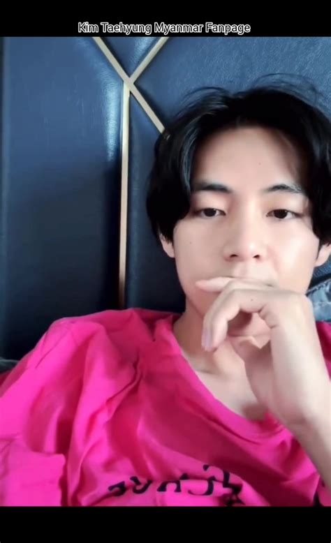 Kim Taehyung တို့ နေ့လည်က သူငယ်ချင်းတွေနဲ့ ဂိမ်းကစားရင်း 10 မိနစ်လောက်လေး Weverse မှာ Live လွှင့