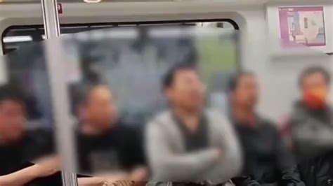 北京地铁5号线一61岁大爷骂农民工“xxx跟要饭似的一身灰”，北京公交警方通报：行拘 凤凰网视频 凤凰网