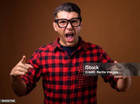 배경색에 대 한 안경으로 스마트 캐주얼 옷을 입고 잘생긴 젊은이의 스튜디오 샷 20 24세에 대한 스톡 사진 및 기타 이미지 20 24세 20 29세 가리키기