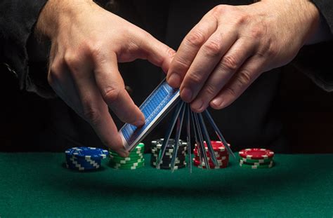 플레이어는 포커 클럽에서 칩이 있는 녹색 테이블에 포커 카드를 섞습니다 포커 또는 게임 사업의 개념입니다 Brand Name