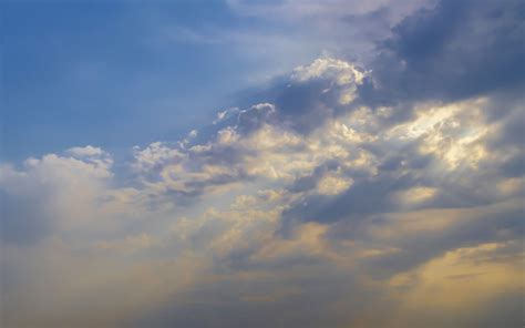 구름이 있는 푸른 하늘 사진 Unsplash의 무료 베수 이미지