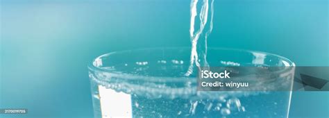 햇빛과 함께 파란색 배경 배너에 고립 된 워터 제트와 함께 전체 투명 물 유리를 붓는 슈퍼 클로즈업 물에 대한 스톡 사진 및 기타 이미지 Istock