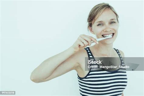 쾌활 한 젊은 여자 양치질 하 고 카메라를 보고 행복 한 건강 한 소녀 Toothpast를 장착 하는 칫 솔과 치아를 닦 고 구강 위생 일상적인 개념 건강한 생활방식에 대한