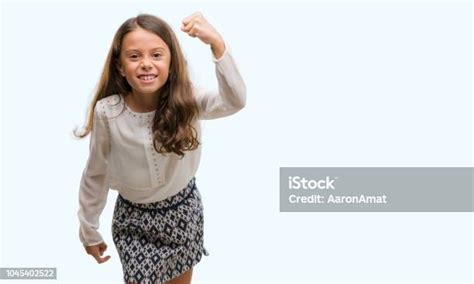 갈색 머리 히스패닉 여자 화가 화가 좌절 하 고 분노와 함께 외치는 동안 분노의 주먹을 높이 분노와 공격적 개념 감정에 대한