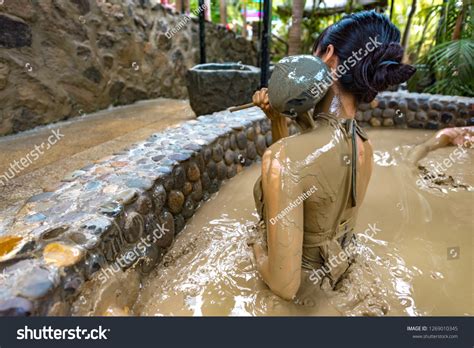3360 Imágenes De Woman In Mud Bath Imágenes Fotos Y Vectores De