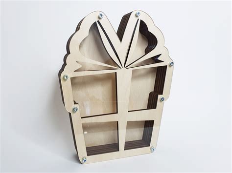 Деревянная копилка в форме подарка с бантом цена 220 Lv