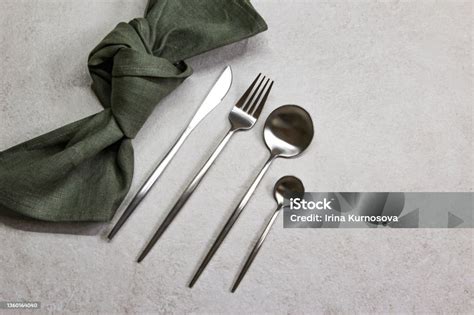 회색 돌 배경에 녹색 섬유 냅킨과 칼 숟가락과 포크 테이블 설정입니다 맨 위 보기입니다 0명에 대한 스톡 사진 및 기타 이미지