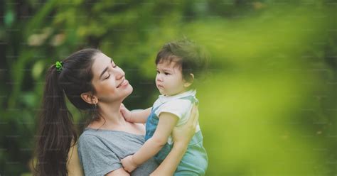 아이 아기와 어머니 여자 부모 양육 및 아들 가정 젊은 어머니와 어린 소년 사람이 함께 집에서 행복하고 즐거운 어린 시절의