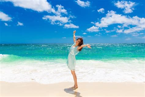 Jong Mooi Aziatisch Meisje In Blauwe Kleding Op Het Strand Van Een Trop