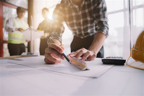 건축가 장비와 블루 프린트에 대한 엔지니어의 엔지니어 핸드 드로잉 계획 테이블에서 토론하는 건축가 팀 워크 및 작업 흐름 건설