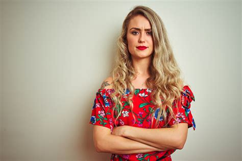 흰색 고립 된 배경 회의적이고 긴장 교차 팔로 얼굴에 표정을 거부 위에 꽃 티셔츠를 입고 젊은 아름다운 여성 부정적인 사람 T 셔츠에 대한 스톡 사진 및 기타 이미지