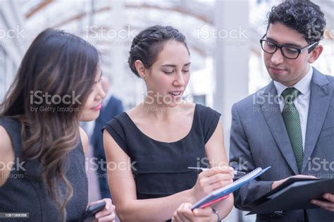 3 비즈니스 동료 그들의 회의 프레 젠 테이 션 전에 노트에가 서 계획에 대한 스톡 사진 및 기타 이미지 계획 글로벌 비즈니스 기업 문화 Istock