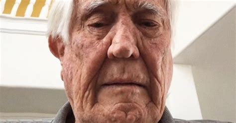 Devinez qui Ce sex symbol des années et ancien acteur de James Bond a maintenant ans