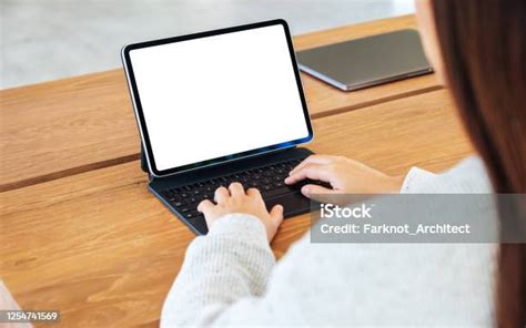 테이블에 컴퓨터 Pc로 빈 흰색 데스크톱 화면태블릿 키보드를 사용하고 입력하는 여성 개념에 대한 스톡 사진 및 기타 이미지 개념 공란 노트북 Istock