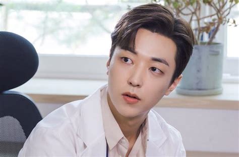 9 Potret Lee Yoo Jin Di Three Bold Siblings Jadi Dokter Tampan Yang