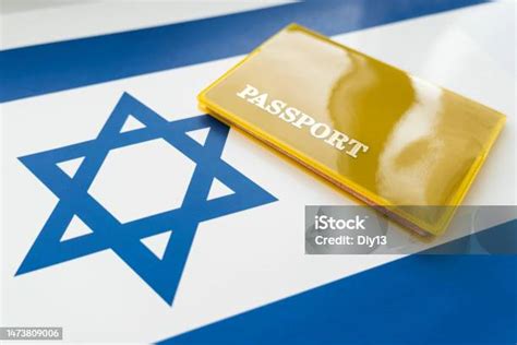 여권과 인도네시아의 국기입니다 여행 비자와 시민권 개념 해당 국가의 거주 허가 비문 여권이있는 노란색 문서가 깃발에 있습니다 클로즈업 상위 뷰 0명에 대한 스톡 사진 및