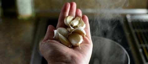 Here Is How To Clear A Stuffy Nose With Garlic Steam Women Daily Magazine