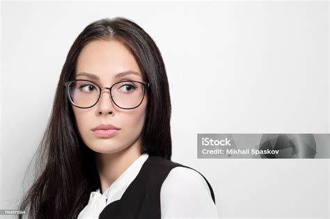 검은 양복과 흰색 블라우스에 젊은 아름 다운 스마트 여성은 팔 교차 흰색 배경에 서 있다 유능한 심각한 직원 관리 비즈니스 우먼 머리의 개념입니다 인물 사진에 대한 스톡