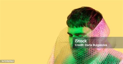 플라스틱 재사용 환경 보호 예술 초상화 남자의 머리는 화려한 빛으로 노란색 배경에 버블 랩으로 싸여 있습니다 환경 지속 가능성에 대한 아이디어 공간을 복사합니다 기치 35