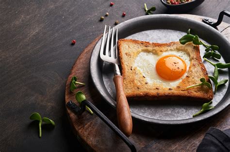 발렌타인 데이 아침 식사 오래된 나무 소박한 배경에 심장과 신선한 야채모양의 계란과 빵 튀김 사랑하는 사람을 위한 놀라움과 함께 아침 식사 모의 밸런타인데이에 대한 스톡