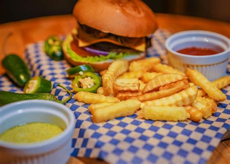 실내 감자튀김 그릴 다채로운 프레젠테이션 당고머리 딥핑 소스 레스토랑 다이닝 맛있는 매운 미국 요리 바삭