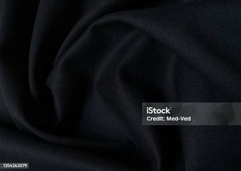 진한 파란색 구겨진 또는 물결 모양의 직물 텍스처 배경 추상 린넨 천 부드러운 파도 사틴 실크 코튼의 주름 매끄러운 우아한 실크