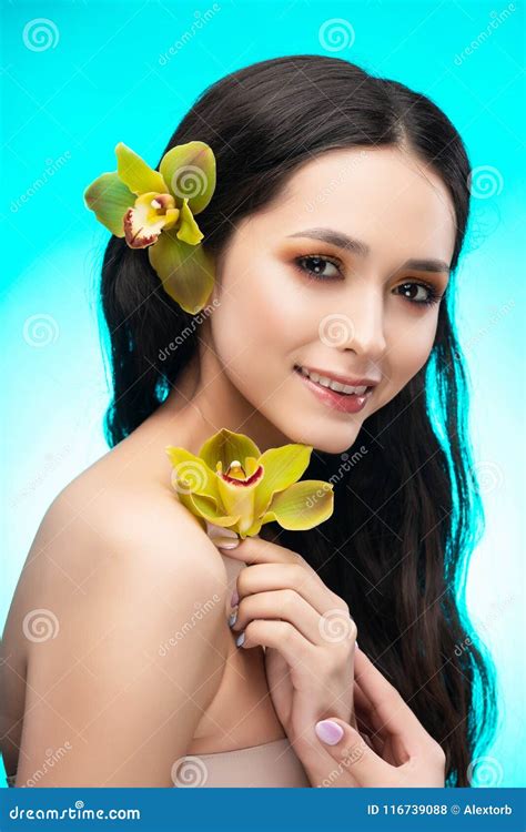 Una Bella Ragazza Castana Delle Spalle Di Nudo Sensuale Tiene Un Flowe Fotografia Stock