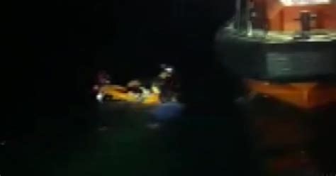 해경 통영 앞바다에 빠진 50대 남성구조