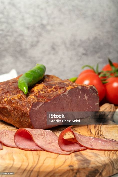 훈제 차가운 쇠고기 등심과 도마에 얇게 썬 요리 회색 배경에 차가운 로스트 비프 조각 닫기 고기에 대한 스톡 사진 및 기타 이미지 Istock