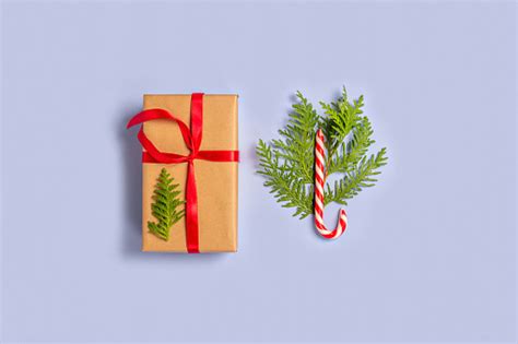 종이 크래프트 빨간 리본 투자 나뭇 가지 밝은 배경에 막대기에 사탕으로 싸여 선물 상자 맨 위 보기입니다 휴일 크리스마스 선물 0명에 대한 스톡 사진 및 기타 이미지