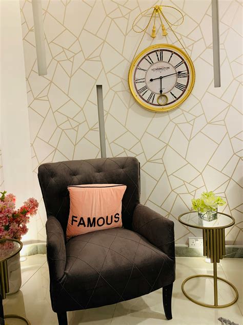 가구 거실 거주 공간 검은 색 의자 고상한 골드 액센트 기하학적 인 벽 꽃병 럭셔리 매우 복잡한 미니멀리스트