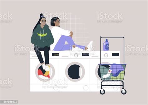 집안일 개념 동전 세탁소에서 세탁을 기다리는 두 명의 젊은 캐릭터 씻기에 대한 스톡 벡터 아트 및 기타 이미지 씻기 Lgbtqia 문화 가사 집안일 Istock
