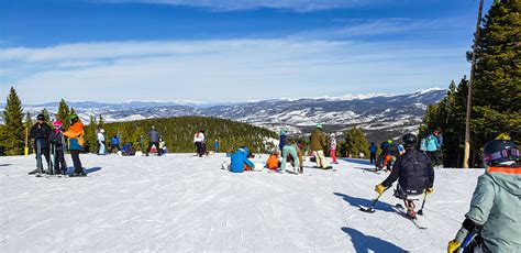 화창한 겨울날 스키리조트에서 스키와 스노우보드를 준비하는 사람들 윈터 공원 콜로라도 주에 대한 스톡 사진 및 기타 이미지 윈터 공원 콜로라도 주 장애인 선수 스키