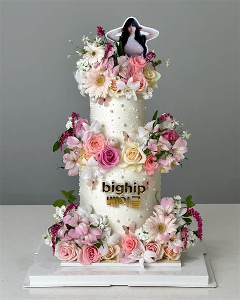 뵈르니 케이크 Ll 연예인케이크 돌케이크 성수케이크 디자인케이크 생화케이크 웨딩케이크 세노비스 기업 행사에 맞춰 제작된 브랜드 전용 커스터마이징 케이크 🎂 컬러 로고