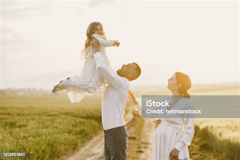 햇볕이 잘 드는 들판에서 함께 시간을 보내는 어린 딸과 함께 하는 가족 가방에 대한 스톡 사진 및 기타 이미지 가방 가족 들 Istock