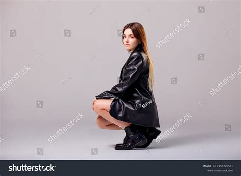128845 Imágenes De Female Leather Jacket Imágenes Fotos Y Vectores