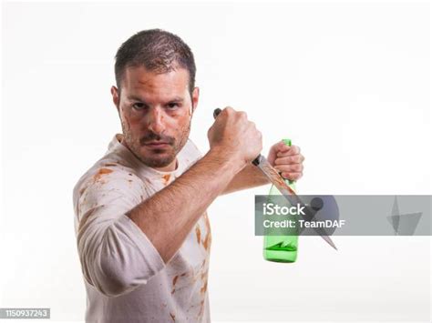 남자와 피 묻은 장면 흰색 배경에 고립 된 그의 손에 피가 덮여 칼 폭력과 할로윈 개념입니다 개념에 대한 스톡 사진 및 기타