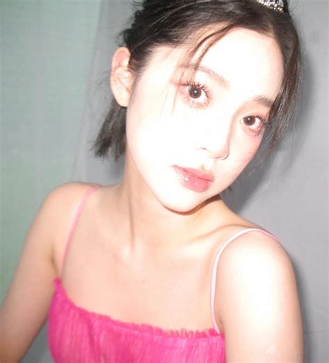 欧阳娜娜粉色公主吊带裙，妆容甜美清新自然，楚楚动人！
