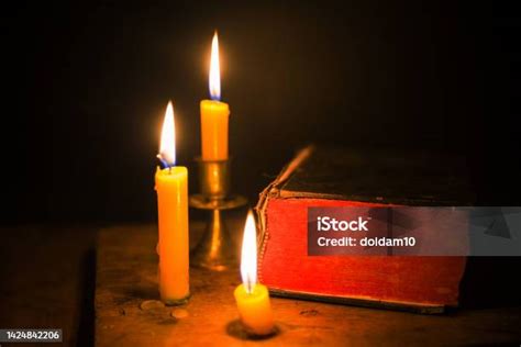 거룩한 성경과 십자가 또는 교회의 오래된 나무 배경에 십자가가있는 가벼운 촛불 빈티지 나무 테이블 기독교 공부와 집에서 독서에 촛불과 열린 책 그리스도 종교의 개념 0명에