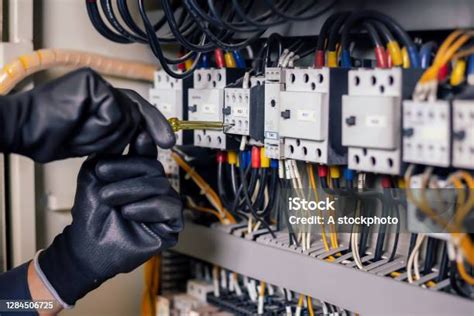 전기 엔지니어 작업 테스터 는 전기 캐비닛 제어에서 전력 전기 라인의 전압과 전류를 측정하고 릴레이 보호 시스템에 전선 베이 제어 장치 중간 전압 개폐기 개폐 장치에 대한