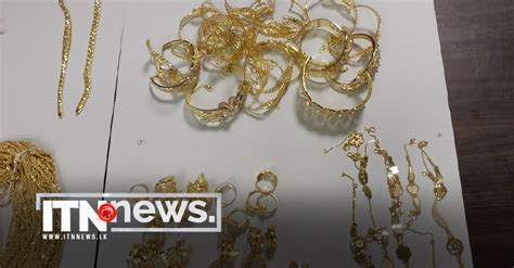 ගුවන් තොටුපොළ පිරිසිදු කිරීමේ සේවිකාවක් ස්වර්ණාභරණ තොගයක් සමඟ