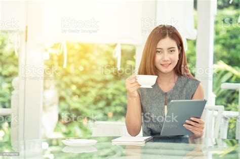 아름 다운 사업가 커피와 지주 태블릿 정원에서 즐기고 있다 기업 재무와 산업에 대한 스톡 사진 및 기타 이미지 기업 재무와 산업 마실 것 비즈니스 Istock