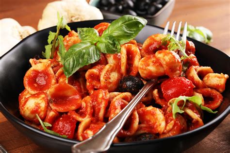 파스타 오레키에트 소박한 배경에 파마산 치즈와 바질을 곁들인 토마토 소스를 곁들인 맛있는 오레키엣 접시 0명에 대한 스톡 사진 및 기타 이미지 Istock