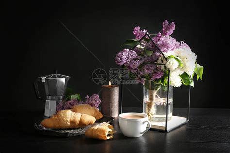 美味的羊角面包加一杯咖啡和美丽的鲜花高清图片下载 正版图片505441906 摄图网