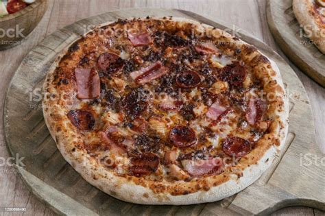 양파와 특별 소스를 곁들인 홈메이드 바비큐 치킨 피자 그것을 요리하는 재료와 피자 맛있는 이탈리아 음식 0명에 대한 스톡 사진 및 기타 이미지 Istock