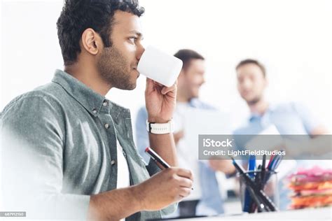 현대 사무실에서 새로운 프로젝트에 종사하는 캐주얼 사업가 비즈니스 팀워크 3 명에 대한 스톡 사진 및 기타 이미지 3 명 개념 기업 재무와 산업 Istock