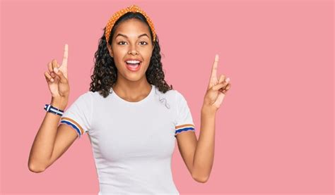 Jovem Garota Afro Americana Vestindo Roupas Casuais Sorrindo Espantada