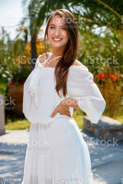 공공 공원의 카메라에 웃고있는 흰색 드레스와 목걸이를 입은 아름다운 젊은 패션 모델 20 24세에 대한 스톡 사진 및 기타